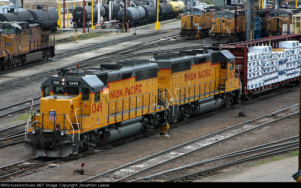 A pair of ex DRGW GP40-2's wait to depart